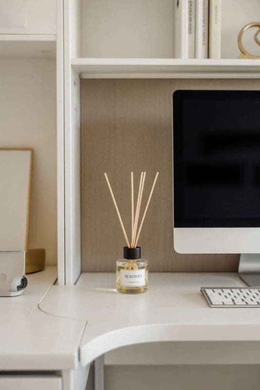 20 Ideas On How To Decorate Your Office At Work