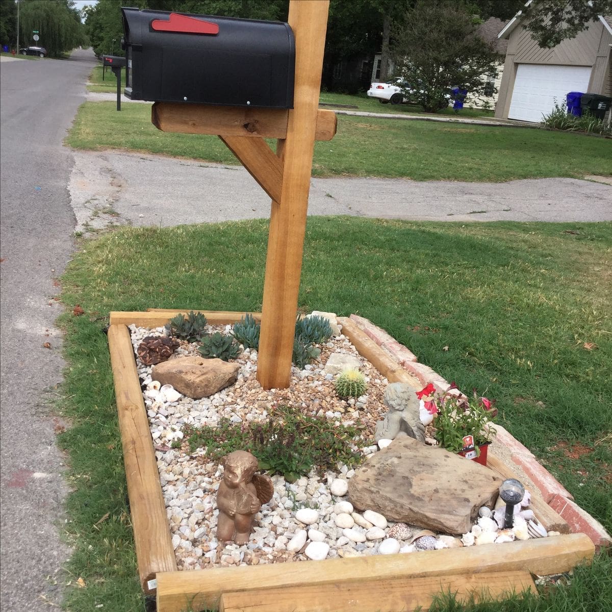 Clever Landscaping Ideas For Mailboxes That Get The Full Sun